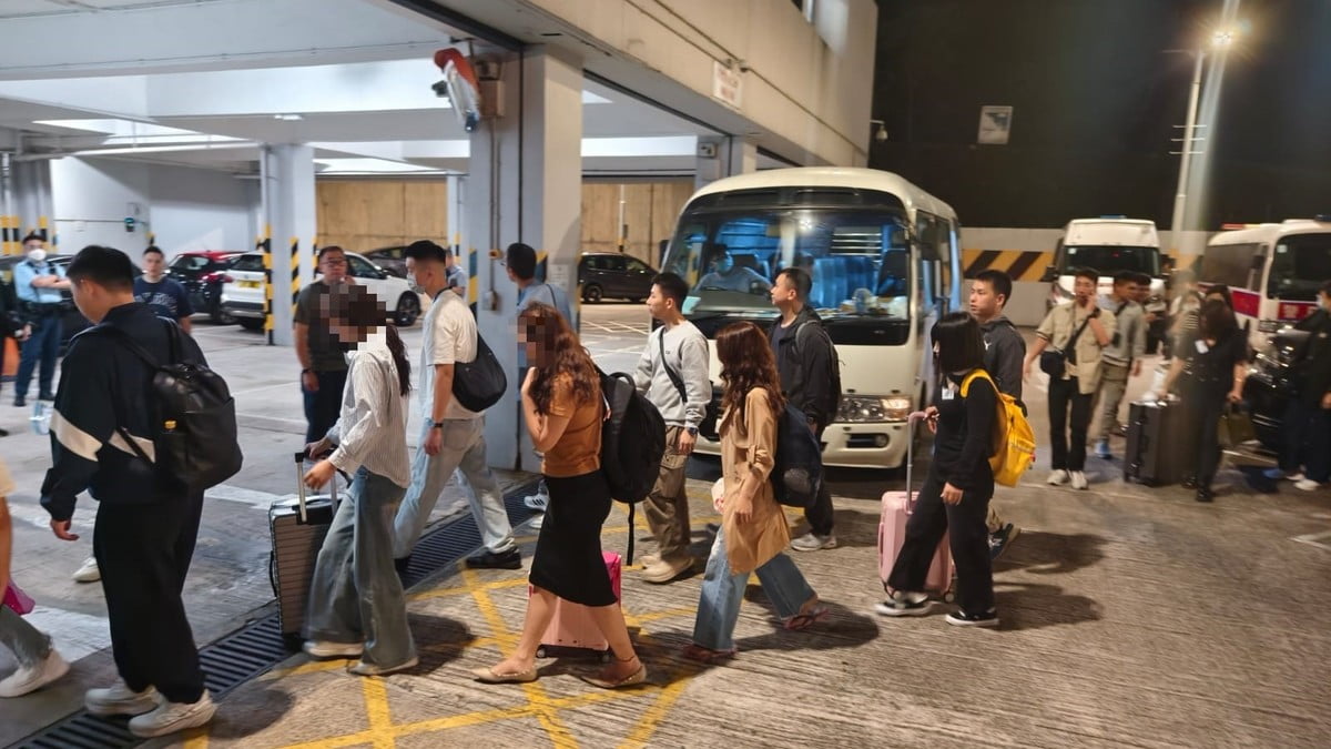 警方入境處新界多區反黑工拘捕22人 荃灣掃黃拘12人｜本地｜商業電台 881903