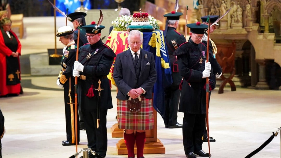 英女王靈柩移送至聖吉爾斯大教堂 開始讓民眾瞻仰｜國際｜商業電台 881903