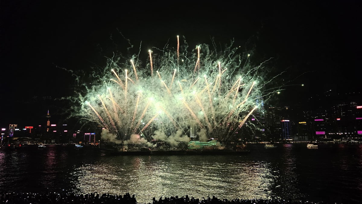 旅發局最後一晚冬日煙火表演 大批市民遊客到場觀賞｜本地｜商業電台 881903