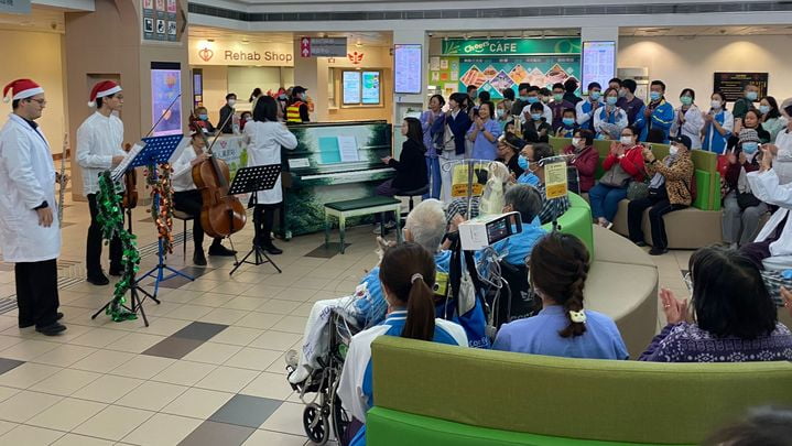 北區醫院辦聖誕音樂會 醫生擔任樂手為病人送暖｜本地｜商業電台 881903