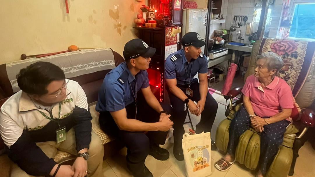 消防處在順安邨試行家居防火安全探訪 提升長者防火意識｜本地｜商業電台 881903