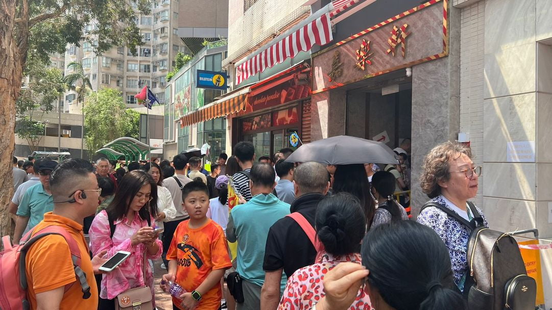 大批旅行團到紅磡土瓜灣一帶用膳 居民指阻街情況仍嚴重｜本地｜商業電台 881903