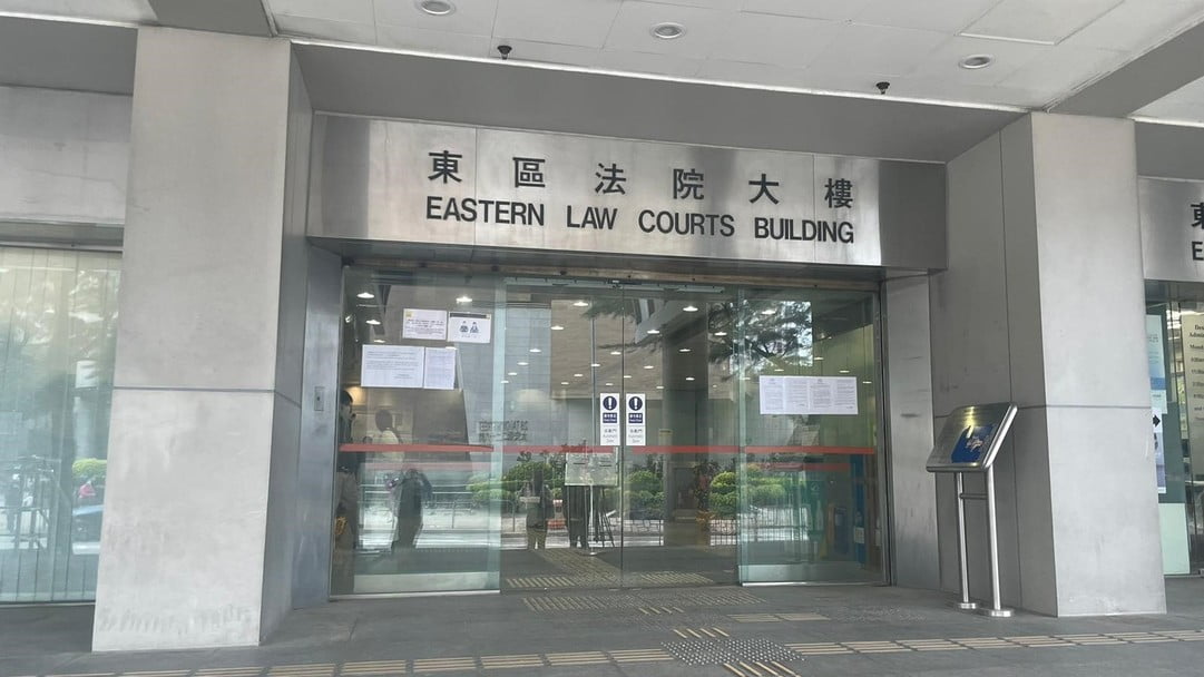 男子大球場播國歌時背向草地 侮辱國歌罪成候判｜本地｜商業電台 881903