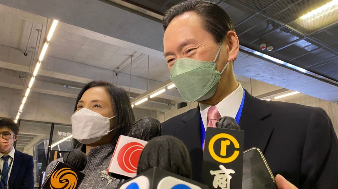 陳智思促政府讓旅客來港首3日可戴口罩參觀景點｜本地｜商業電台 881903