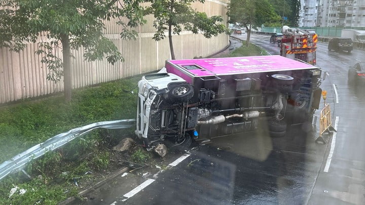 龍翔道貨車翻側 車上4人沒受傷｜本地｜商業電台 881903