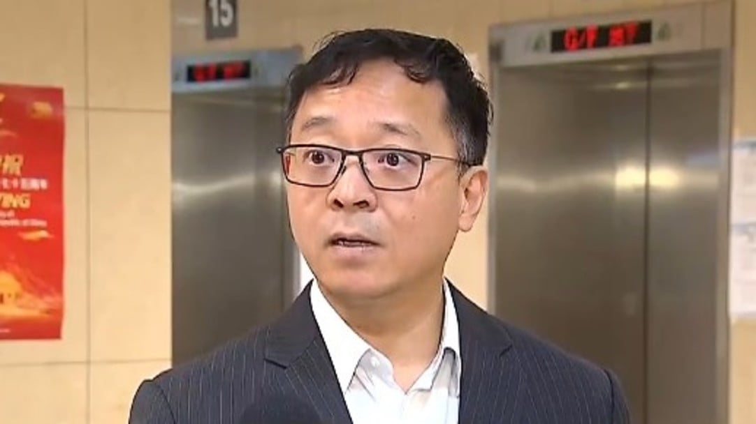 懲教署長探望遇襲受傷下屬 嚴斥兇徒強調不懼暴力威嚇｜本地｜商業電台 881903