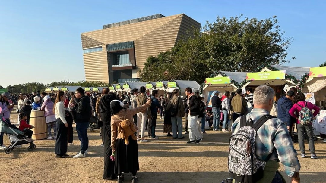 西九舉行聖誕市集 檔主：市民願花錢消費｜本地｜商業電台 881903