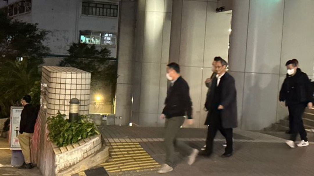 警方國安處帶走鍾庭耀調查 消息指涉鍾劍華被通緝案｜本地｜商業電台 881903