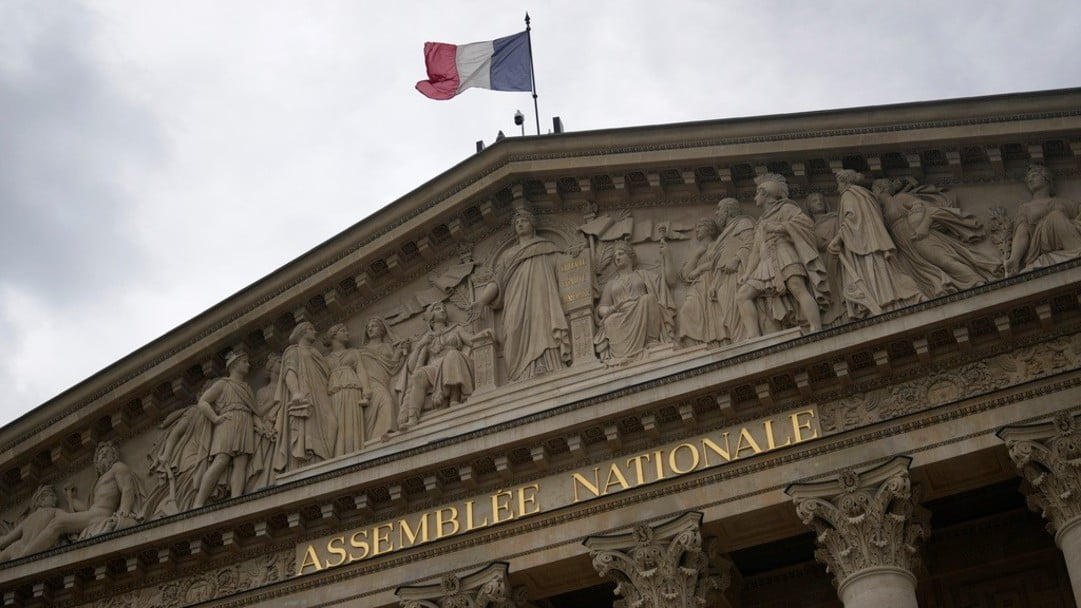 法國逾200候選人退出國會次輪投票 料可阻國民聯盟奪過半議席｜國際｜商業電台 881903