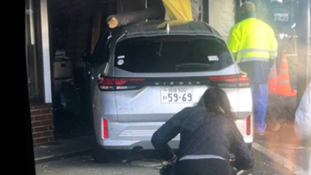 香港女遊客日本伊豆駕車 疑誤踩油門撞向麵店致1人傷｜本地｜商業電台 881903