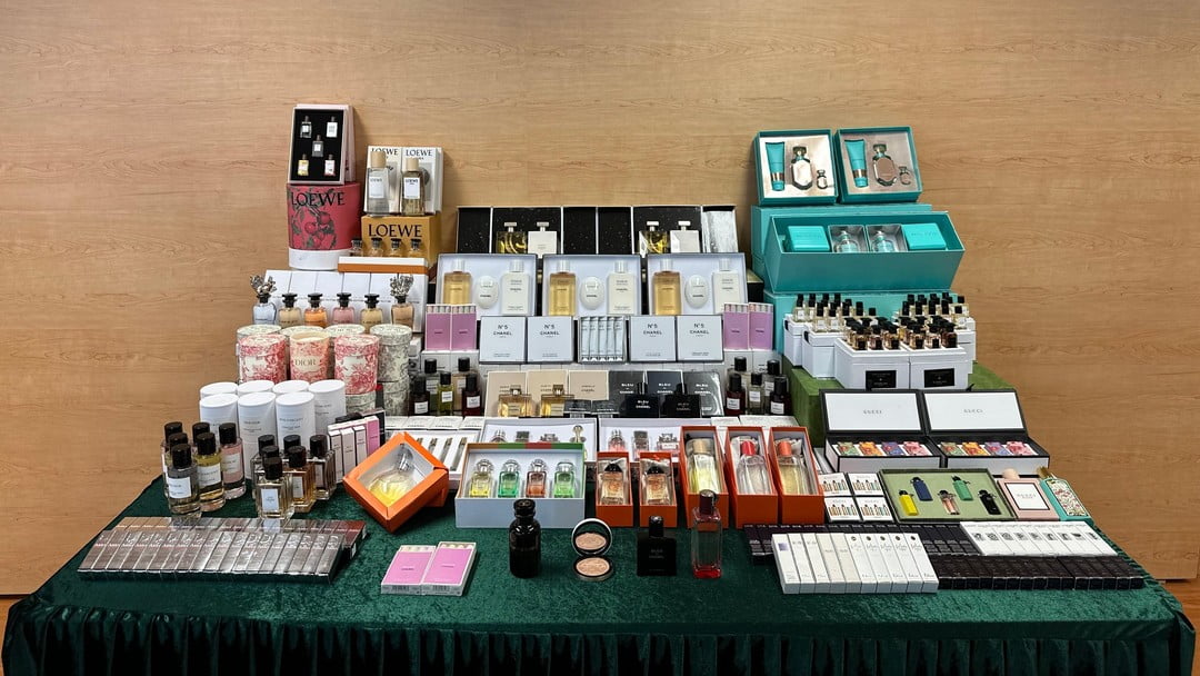 海關檢1500件冒牌香水及化妝品 拘捕一女子｜本地｜商業電台 881903