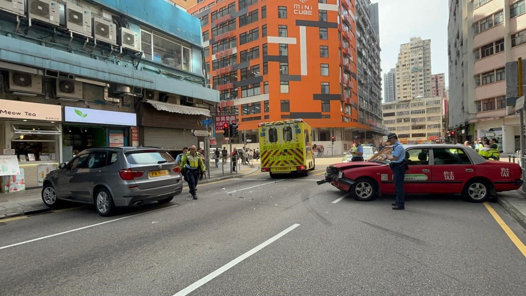 新蒲崗三車相撞 2途人及的士司機受傷｜本地｜商業電台 881903