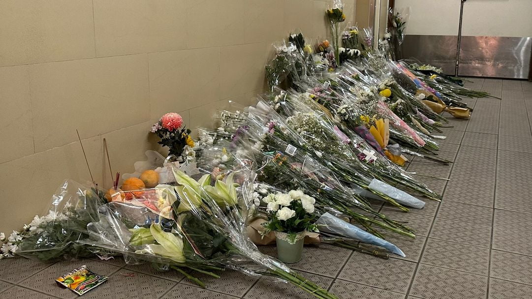 有市民在荷里活廣場擺放鮮花悼念死者 社署設服務站｜本地｜商業電台 881903