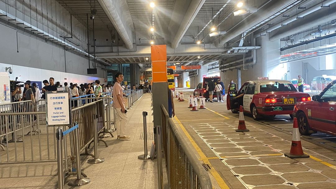 的士商會：太多的士入郵輪碼頭接客 當局應多與業界溝通取平衡｜本地｜商業電台 881903