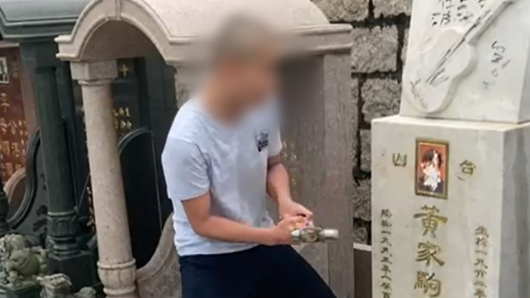 2人承認刑毀黃家駒墓碑 案件押後下月判刑｜本地｜商業電台 881903