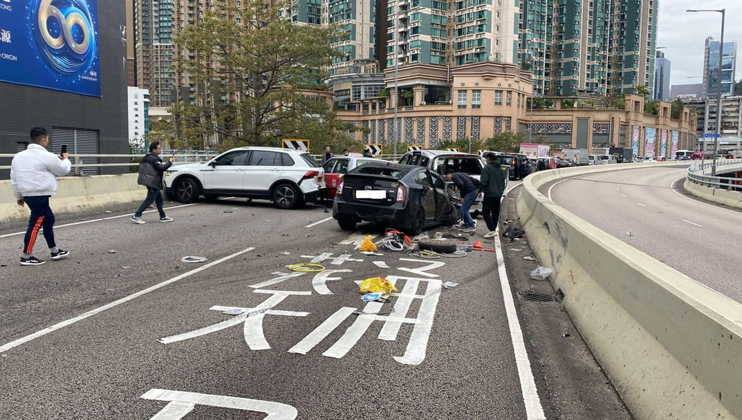 西九龍走廊8車相撞3人傷 ｜本地｜商業電台 881903