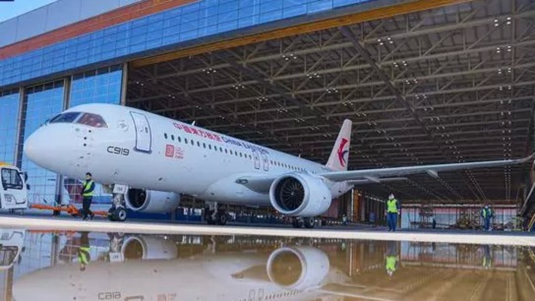 全球首架國產C919客機早上交付｜兩岸｜商業電台 881903