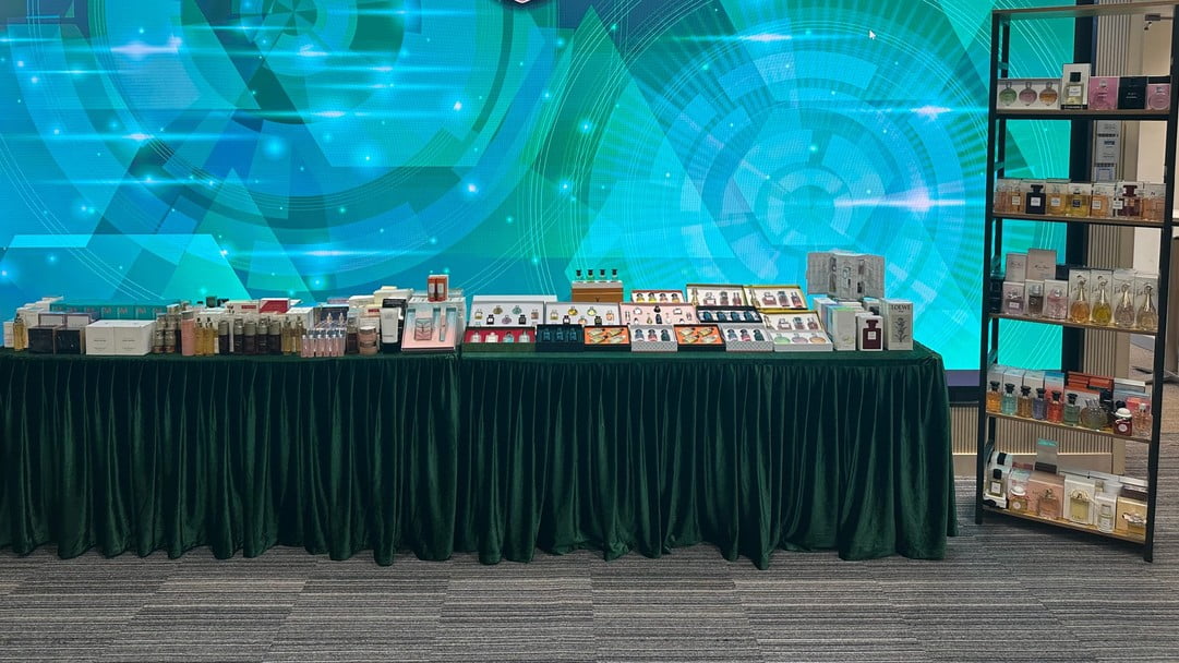 網上售賣冒牌香水和護膚品 海關拘2名女子｜本地｜商業電台 881903