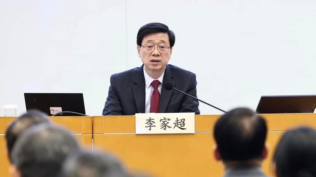 李家超與官員分享列席兩會體會 指特區要防範重大經濟金融風險｜本地｜商業電台 881903