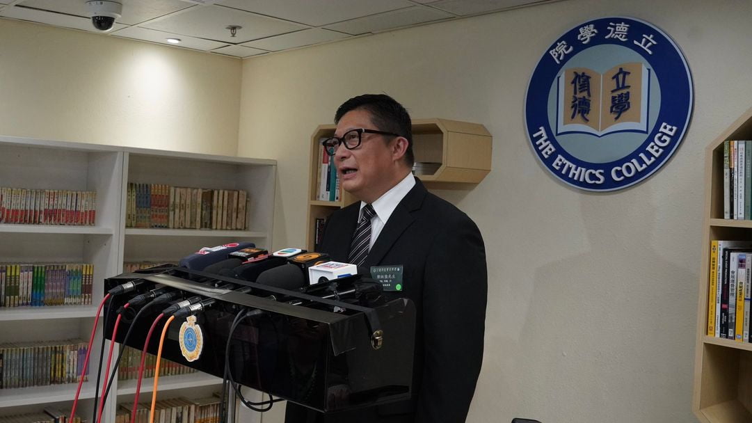 鄧炳強稱人身攻擊江旻憓者是「小人」和「腦殘」｜本地｜商業電台 881903