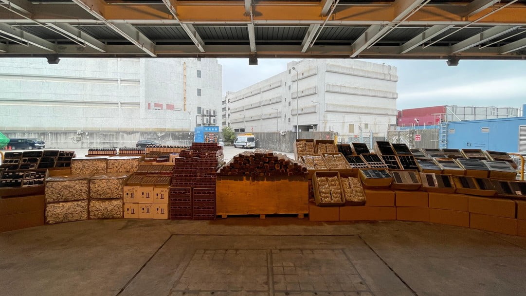 海關偵破內河船走私案 檢過萬件貨物市值2400萬元｜本地｜商業電台 881903