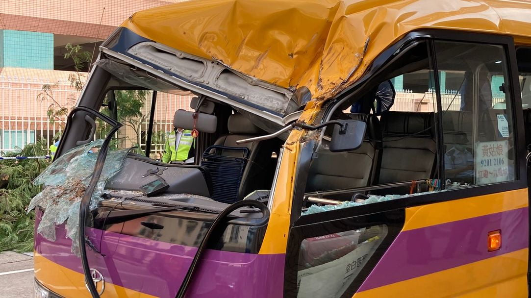 何文田塌樹壓校巴及3私家車 發展局責成下月初完成調查｜本地｜商業電台 881903