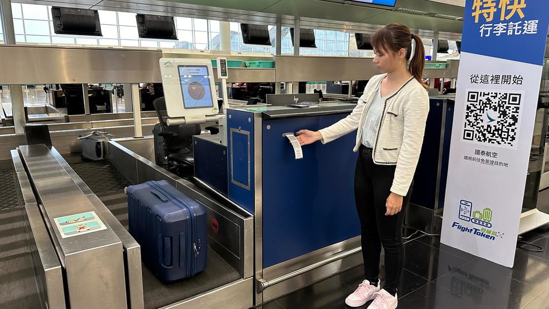 機管局推手機托運行李 明日起國泰及快運旅客可使用｜本地｜商業電台 881903