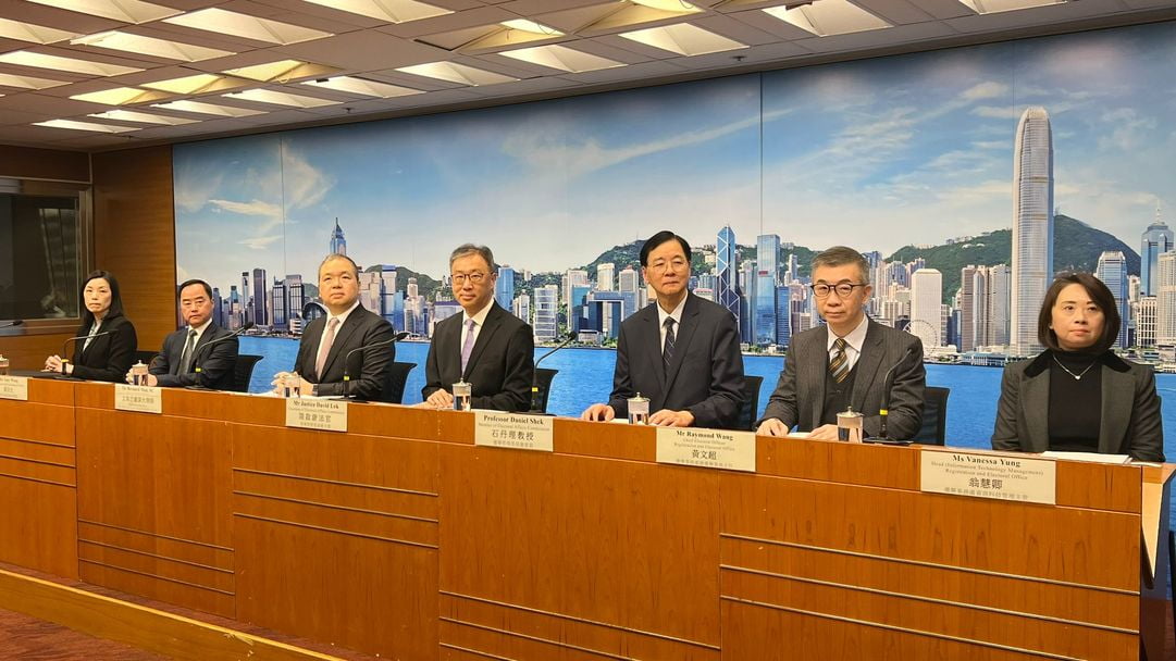 選舉處技術團隊修訂系統致區選系統故障 投票人數計漏專用票站｜本地｜商業電台 881903