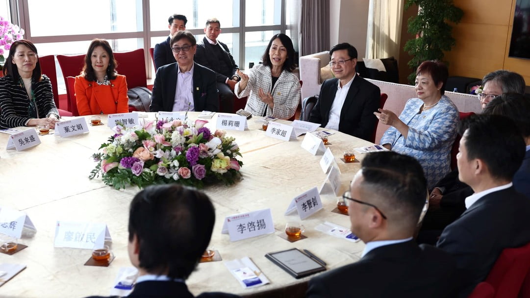 李家超在北京與香港商會見面 冀說好香港故事｜本地｜商業電台 881903