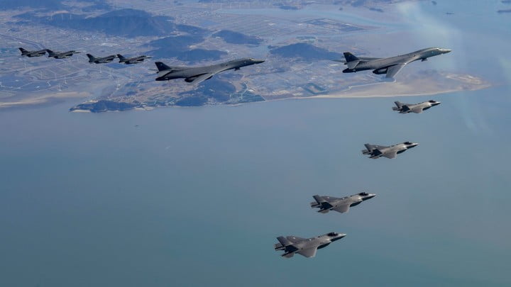 韓美兩軍聯合空中軍演 美軍B-1B轟炸機參與｜國際｜商業電台 881903