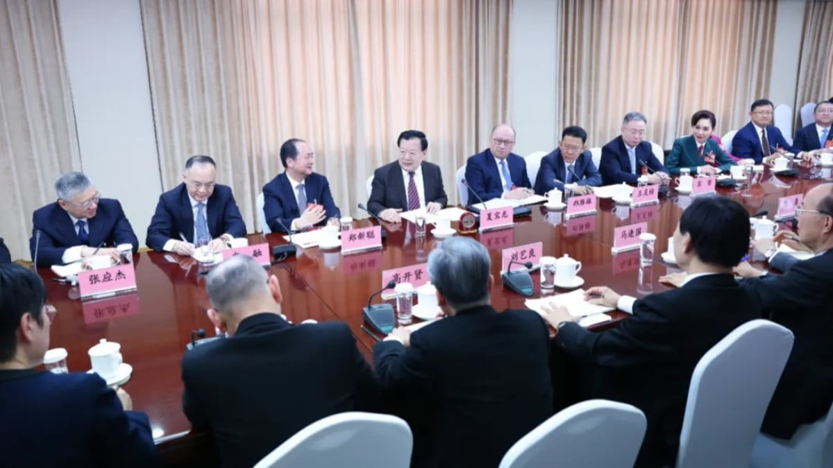 夏寶龍看望港澳人大代表 冀全力支持特首及政府施政｜本地｜商業電台 881903