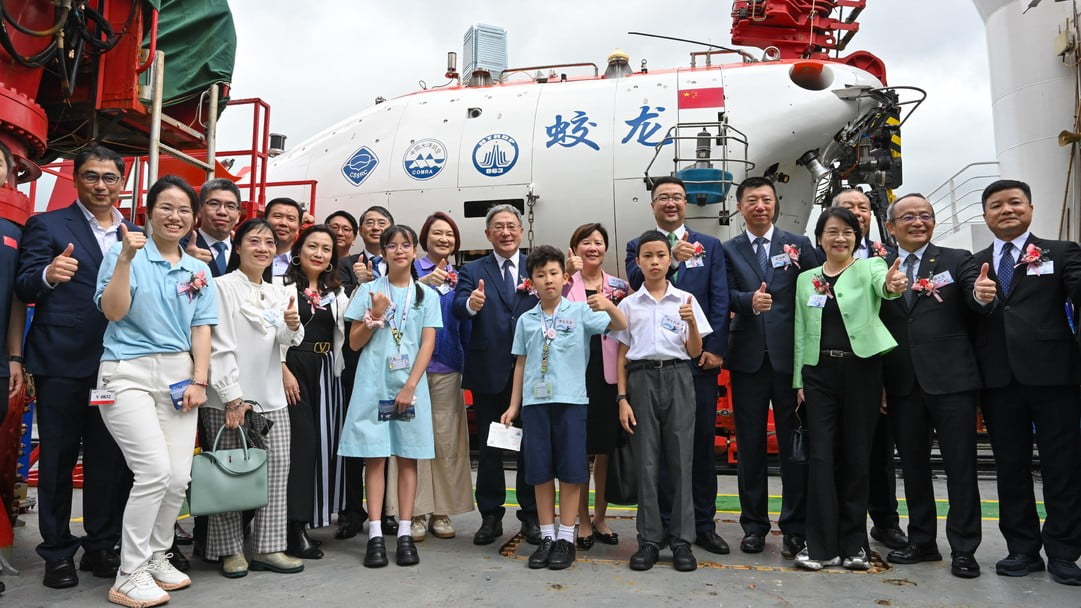 深海一號和蛟龍號訪港 停靠尖沙咀海運碼頭｜本地｜商業電台 881903