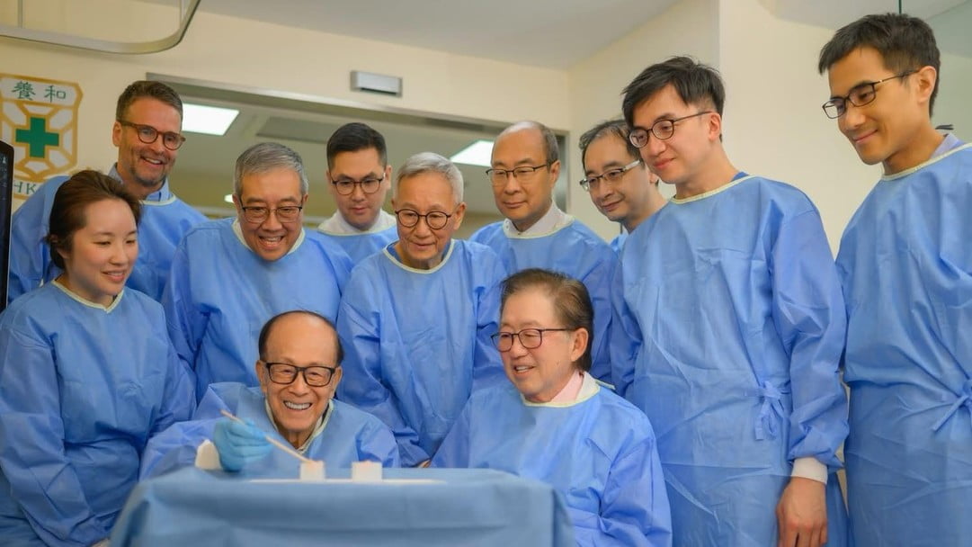 李嘉誠到訪養和醫院 了解捐贈治療肝癌儀器運作｜本地｜商業電台 881903