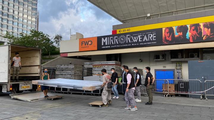 MIRROR演唱會意外丨警方運走屏幕支架 檢走一顆斷裂螺絲｜本地｜商業電台 881903