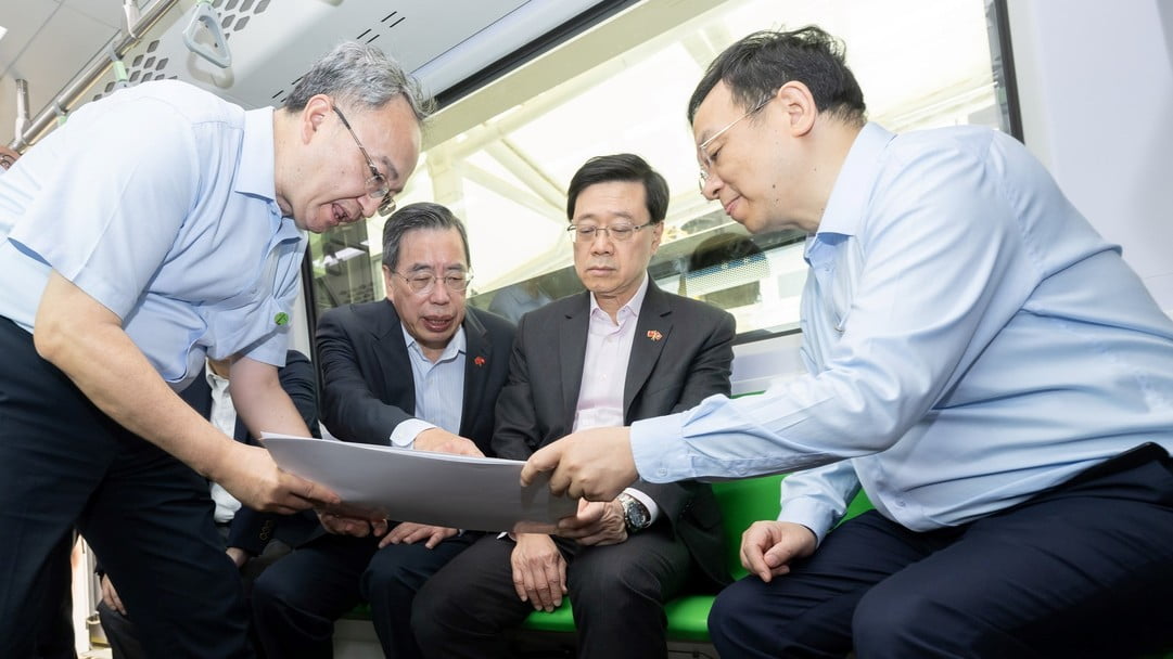 議員訪比亞迪 李家超試坐「雲巴」對引入系統持開放態度｜本地｜商業電台 881903