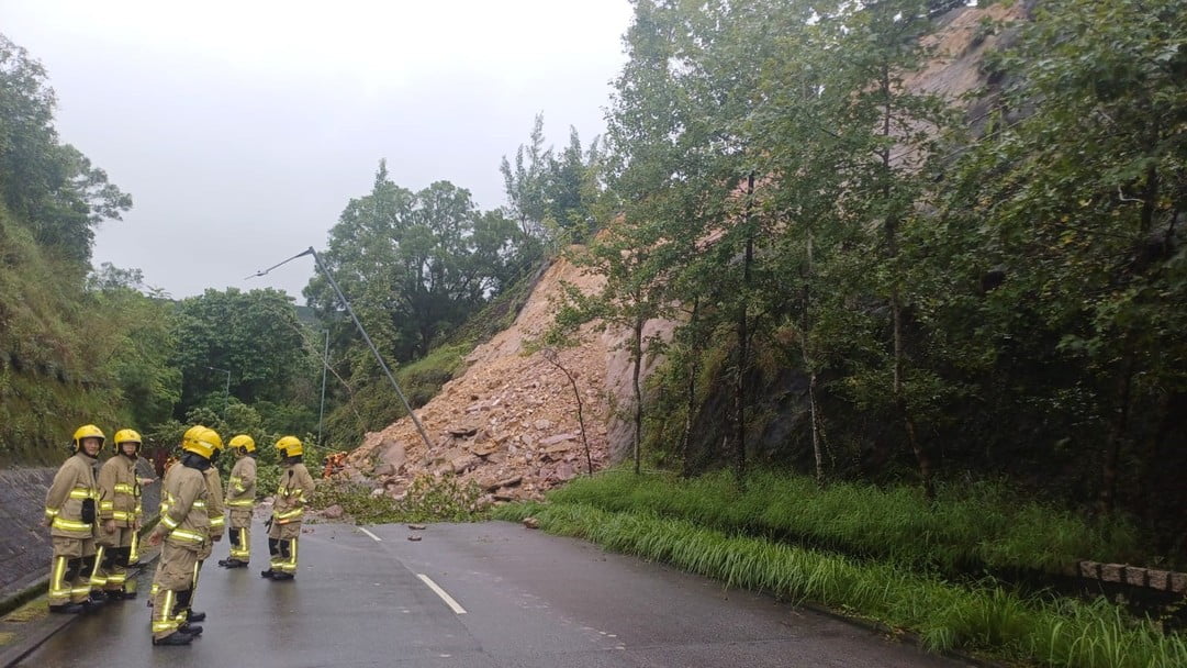 新娘潭路山泥傾瀉 其中一條行車線重開｜本地｜商業電台 881903