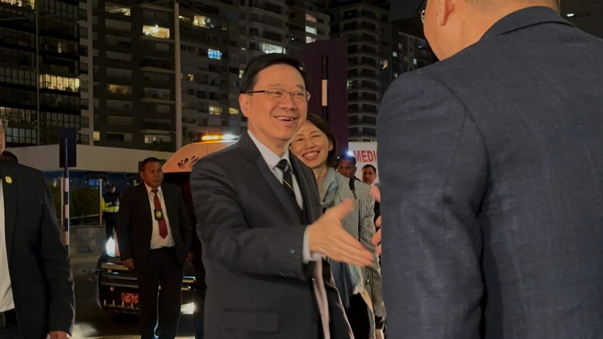 李家超抵秘魯出席APEC峰會 將見證兩地簽自貿協定｜本地｜商業電台 881903