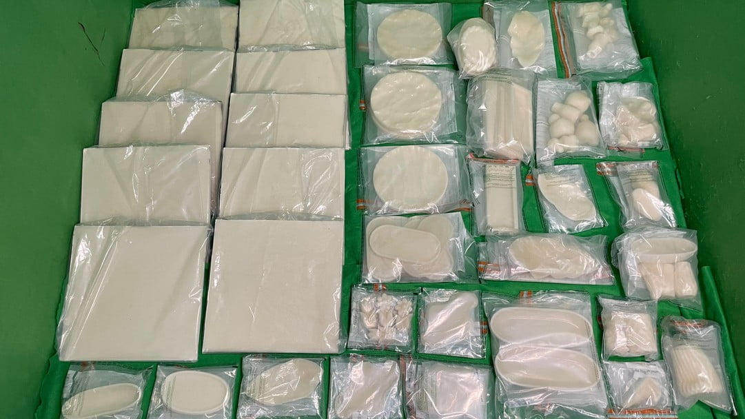 海關拘2名莫桑比克抵港旅客 行李內檢獲33公斤冰毒｜本地｜商業電台 881903