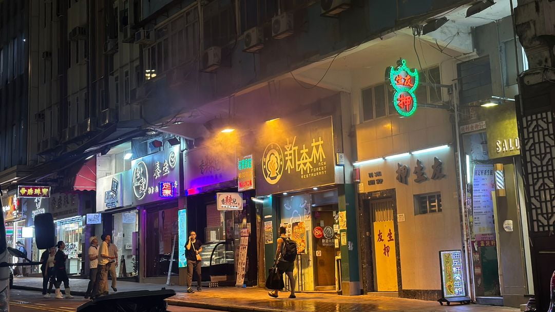 佐敦有茶餐廳閣樓貨倉起火 至少2名女子不適送院｜本地｜商業電台 881903