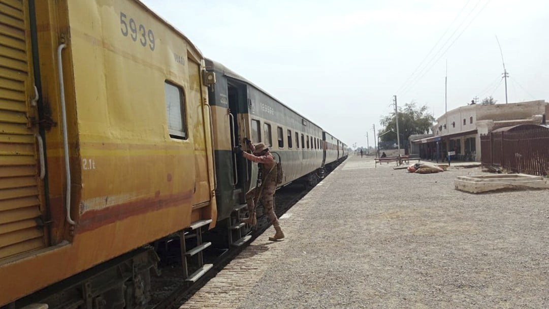 巴基斯坦軍方擊斃脅持火車武裝分子 50名人質遇害｜國際｜商業電台 881903