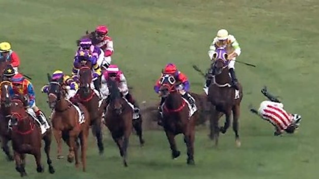 沙田馬場第9場賽事 騎師希威森墮馬清醒送院｜本地｜商業電台 881903