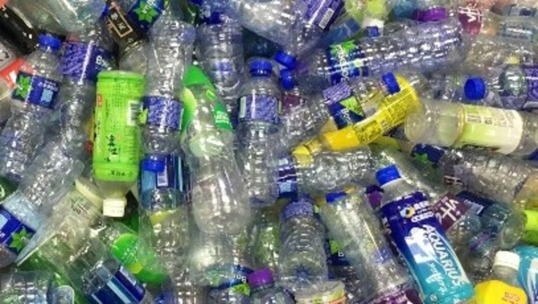 生產者責任制擬擴至膠樽紙包飲品 謝展寰︰初期目標較低有助推行｜本地｜商業電台 881903