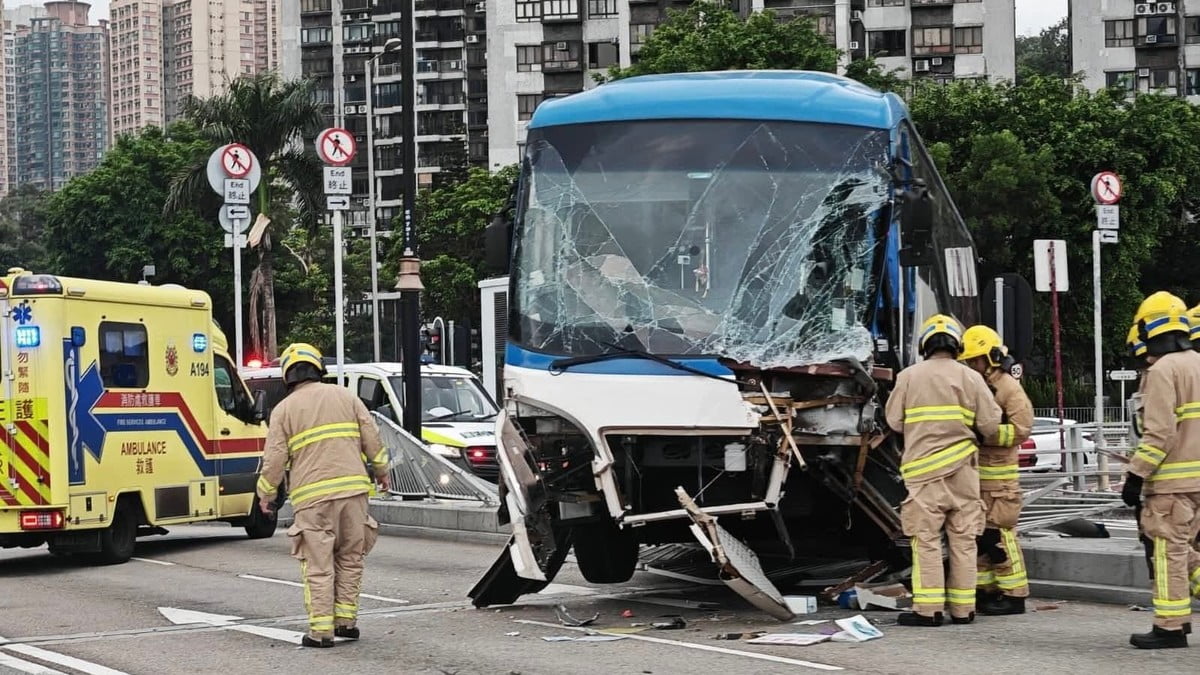 沙田旅遊巴撞欄 踏單車男子被碎片割傷送院｜本地｜商業電台 881903