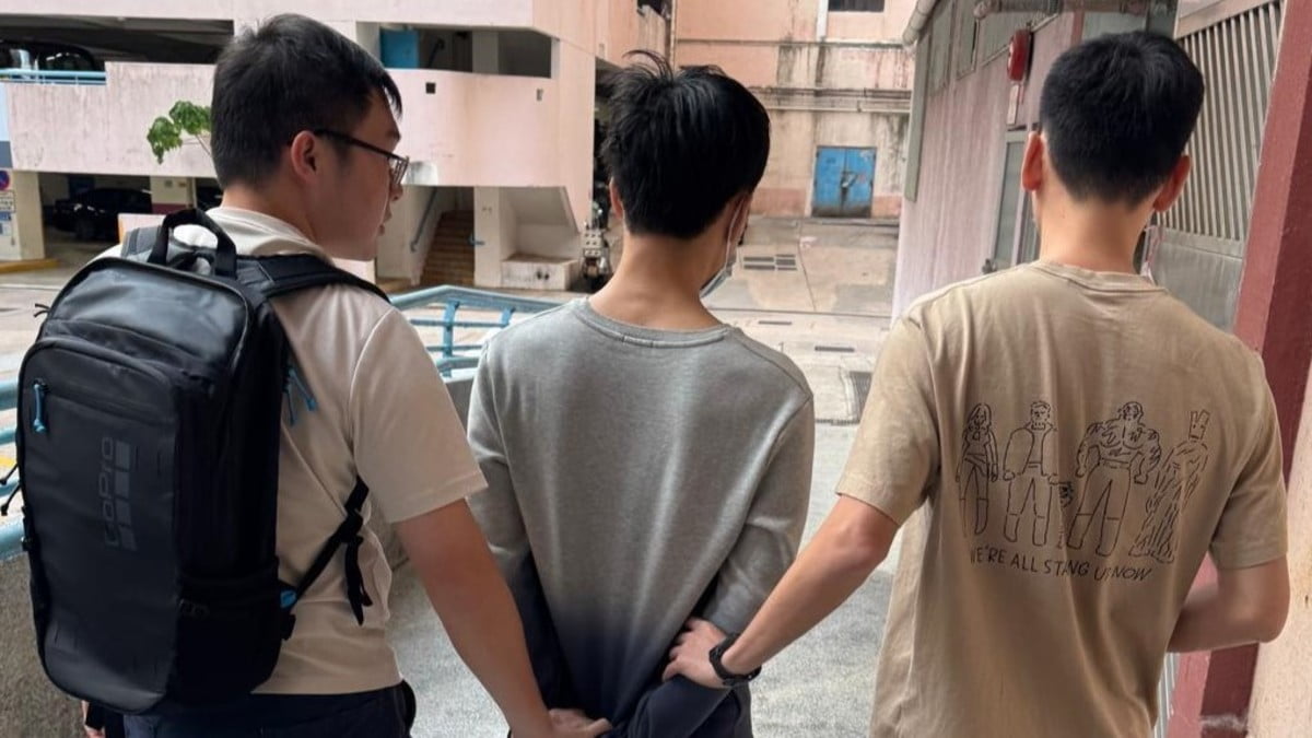 警方秀茂坪拘捕1人 涉嫌爆竊｜本地｜商業電台 881903