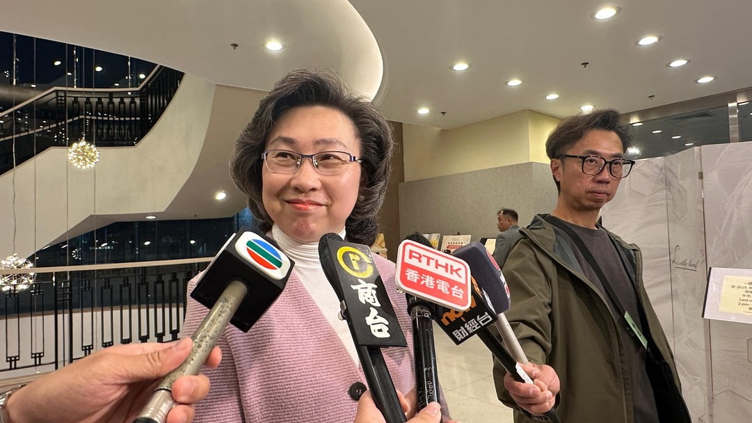 楊何蓓茵：凍薪展示公務員團結處理財赤的決心｜本地｜商業電台 881903