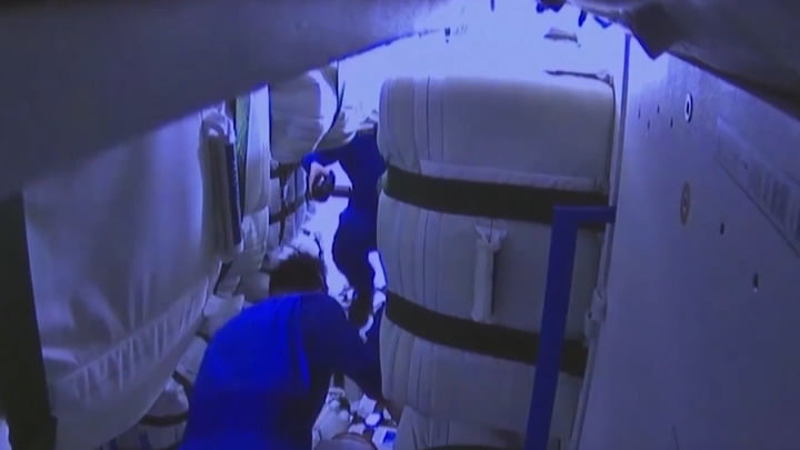 神十五號航天員開箱天舟六號貨物｜兩岸｜商業電台 881903