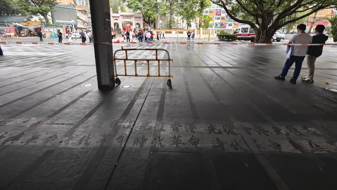 黃大仙祠外行人道現「光時」口號字樣 消息：19年示威者留下｜本地｜商業電台 881903