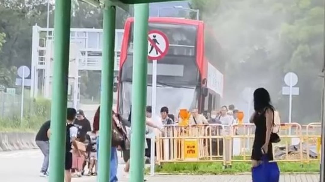 屯門公路九巴爆胎冒煙 乘客疏散無人受傷｜本地｜商業電台 881903