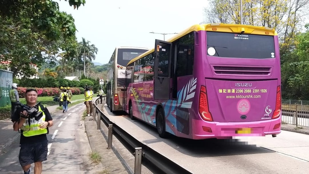 大埔汀角路旅遊巴和九巴相撞 最少12人傷｜本地｜商業電台 881903