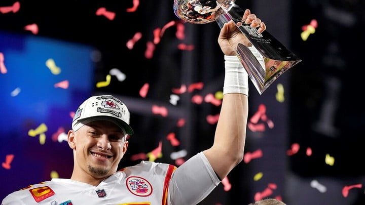 美式足球超級碗｜酋長4年2度奪標 馬荷美斯膺MVP｜體育｜商業電台 881903